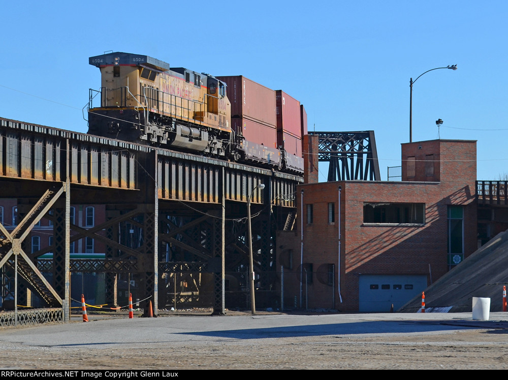 UP 6504 passes by the old TRRA building as it climbs up the lead to the MacArthur bridge